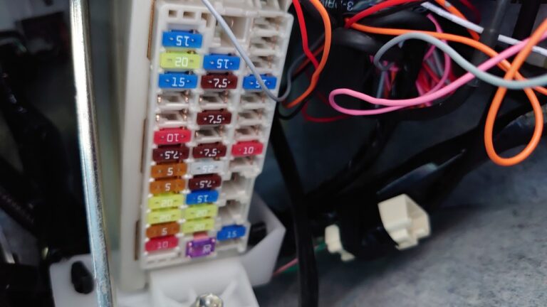 【画像付き】プロボックスのヒューズボックス場所とACC電源/常時電源の取り出し方法 | orimalog