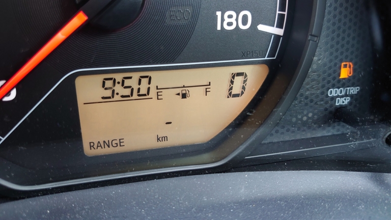 【プロボックス】給油ランプ点灯から何km走れる？何L残ってる？限界を攻めてみた | orimalog